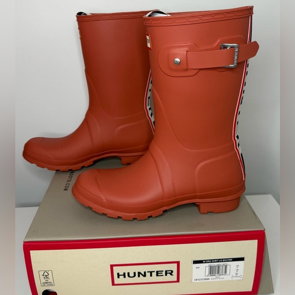 Hunter | Shoes | Hunter Nwt Original Short Hunter Logo Backstrap Boot ...